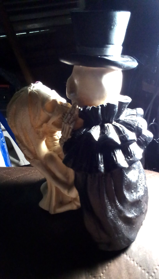 Ashland Halloween Posing Skeleton Kissing Silhouette | eBay