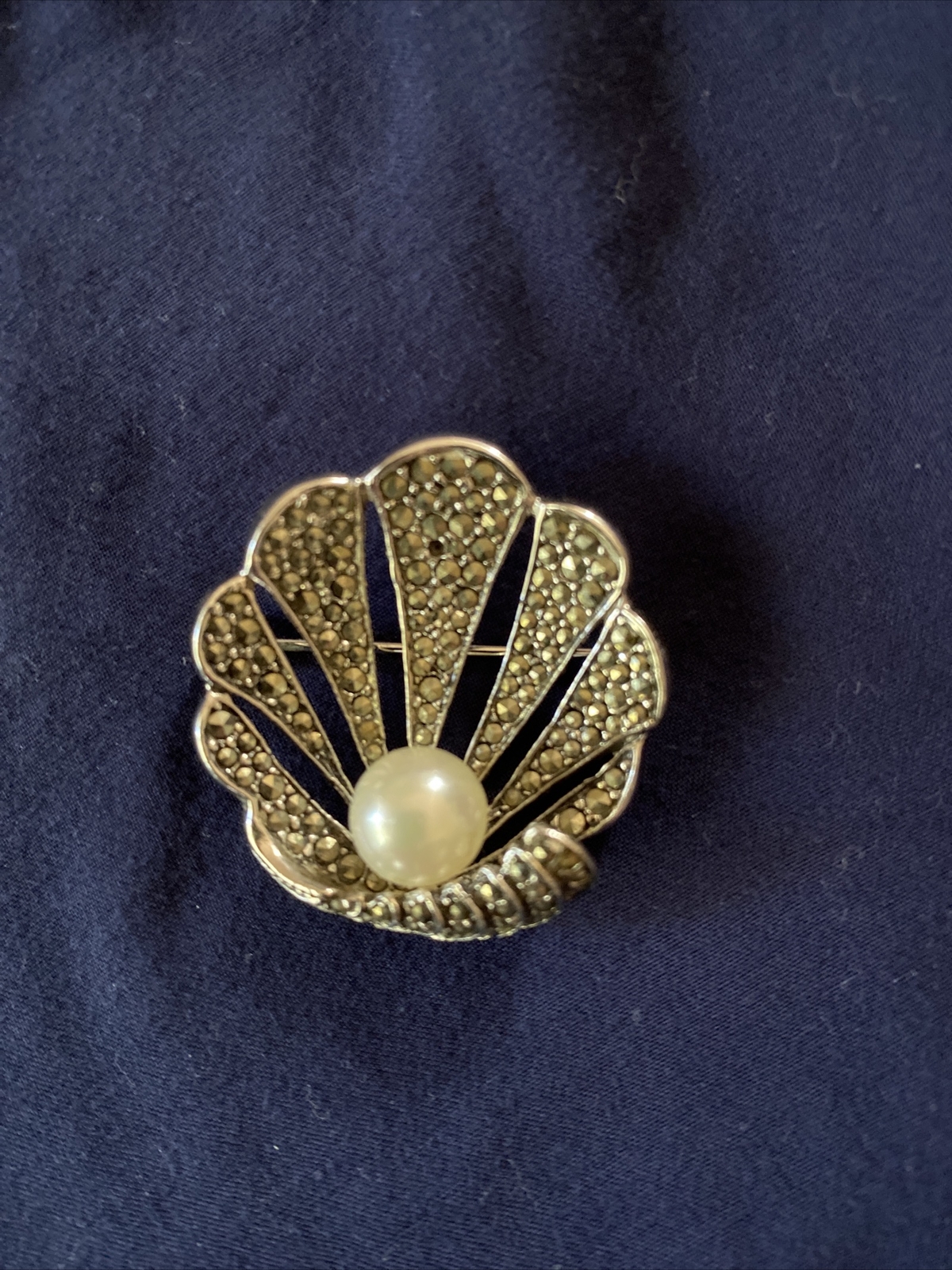 Vintage Vogue Jewelry JLRY Clam Shell with rhinestone… - Gem