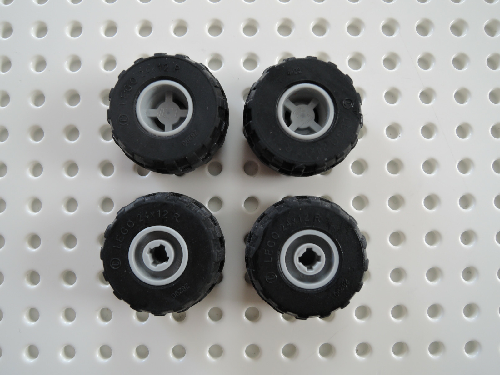 Lego 4 x Reifen 6014bc04 56890 neu hellgrau 24x12 mm Ballon 7684 4441 ...