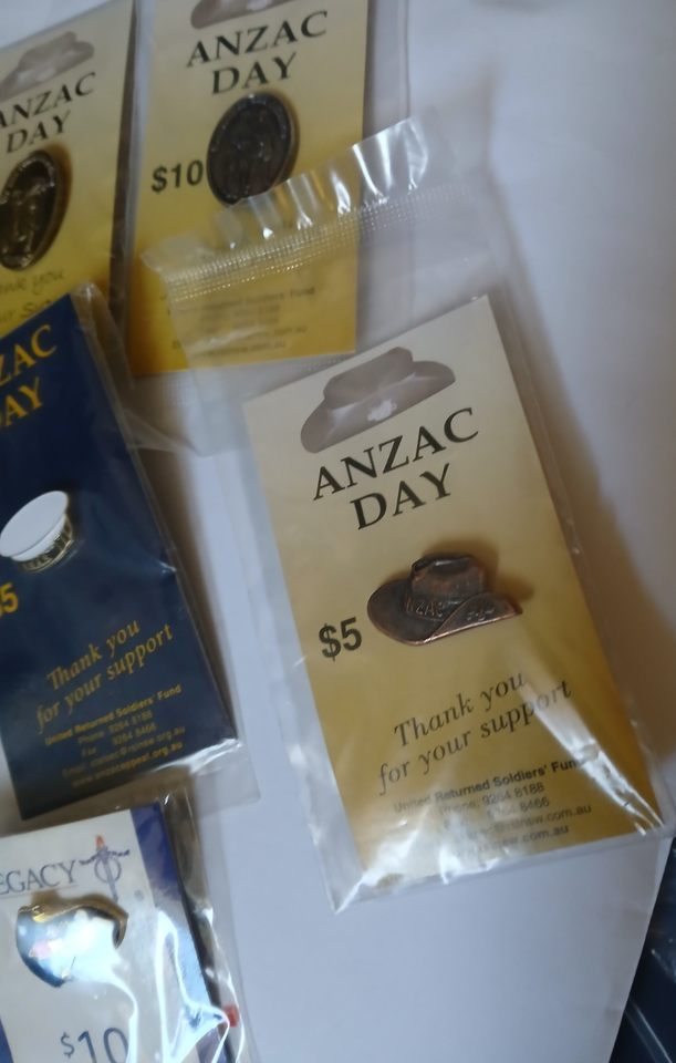 NEW IN PACK - BULK LOT - ANZAC DAY BADGES PINS x 9 - INCLUDES SLOUCH ...