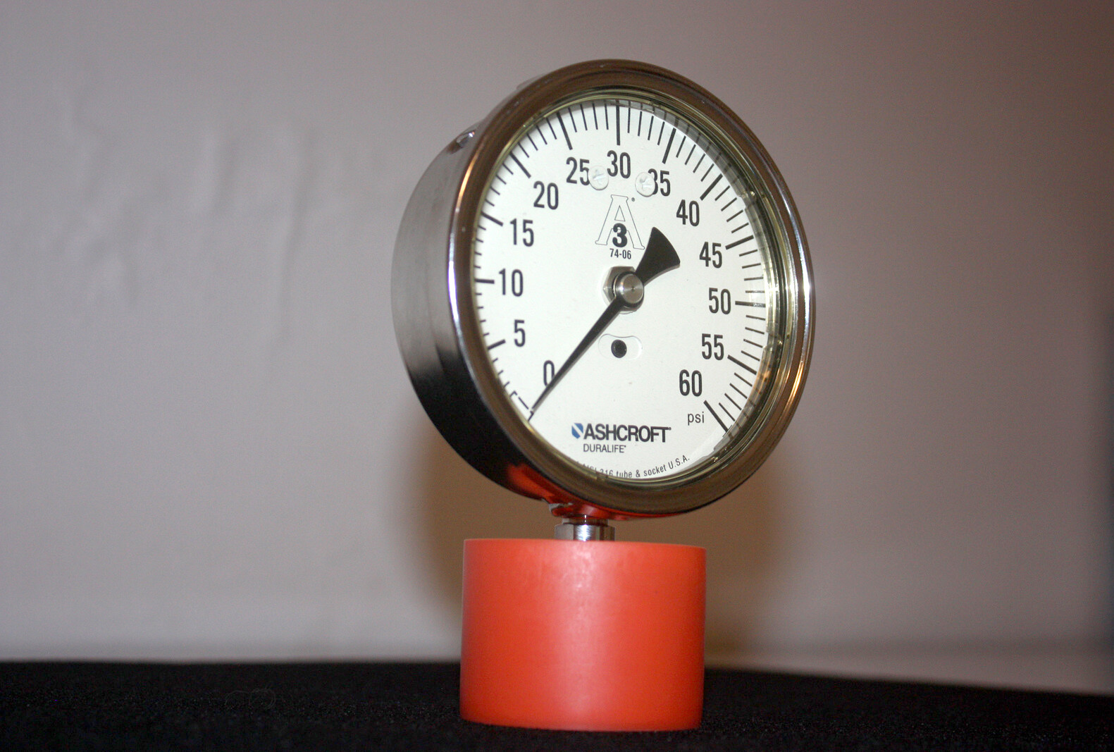 Ashcroft Sanitary Gauge: 3 1/2” 60PSI Polysulfone 316SS 35-1032-S-15L ...