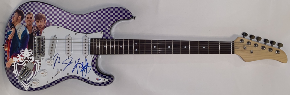 THE JONAS BROTHERS SIGNED FULL SIZE CUSTOM ELECTRIC GUITAR AUTOGRAPH ...