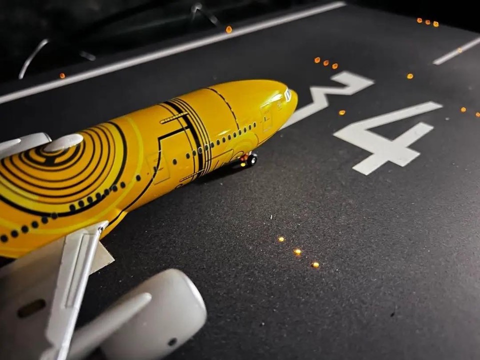 Delta Groove Runway Narita Airport Diorama 1/200 Scale Model Display ...