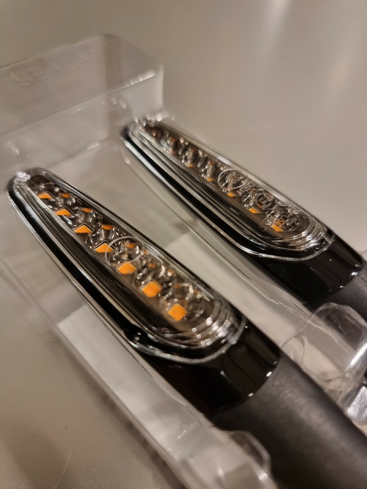 GENUINE TRIUMPH SCROLLING LED INDICATORS A9838197 | eBay