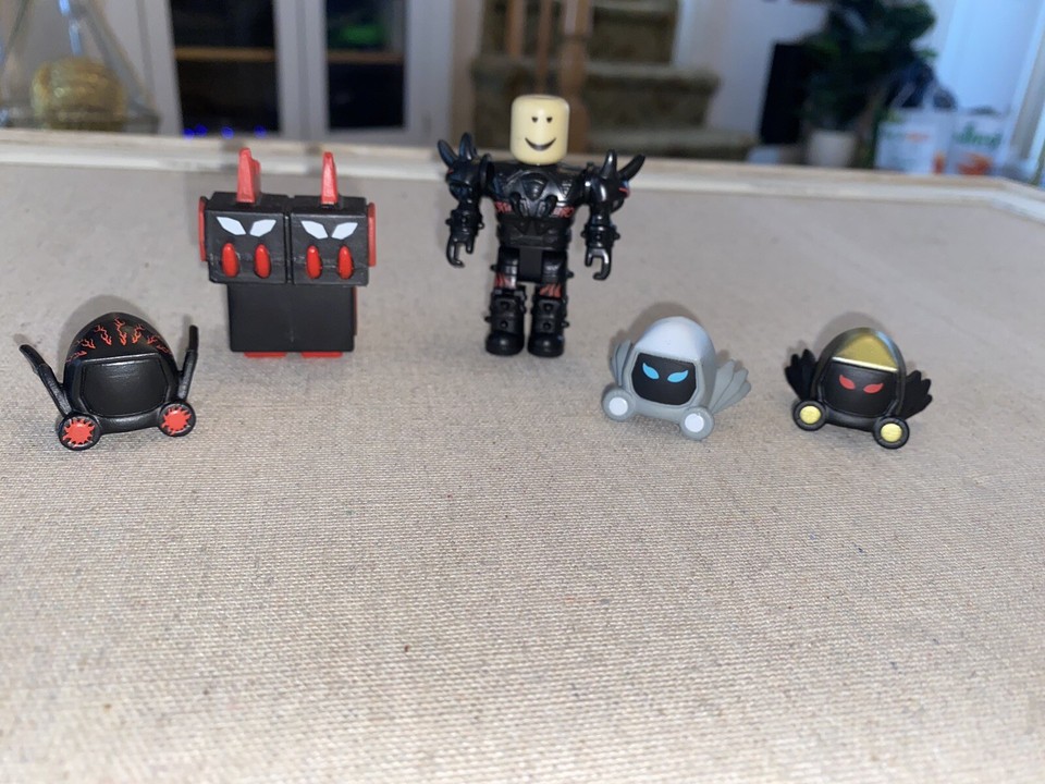 ROBLOX Dominus Legends Ultimate Dominus Legend Figure Complete No Code ...