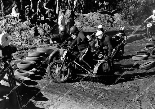 crp-32224 1975 Ben Murphy and motorcycle stunt racers film Sidecar ...