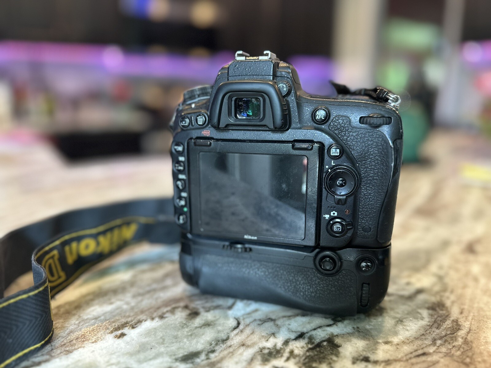 Nikon D750 camera body with Nikon MD-B16 battery pack (No Battery) | eBay