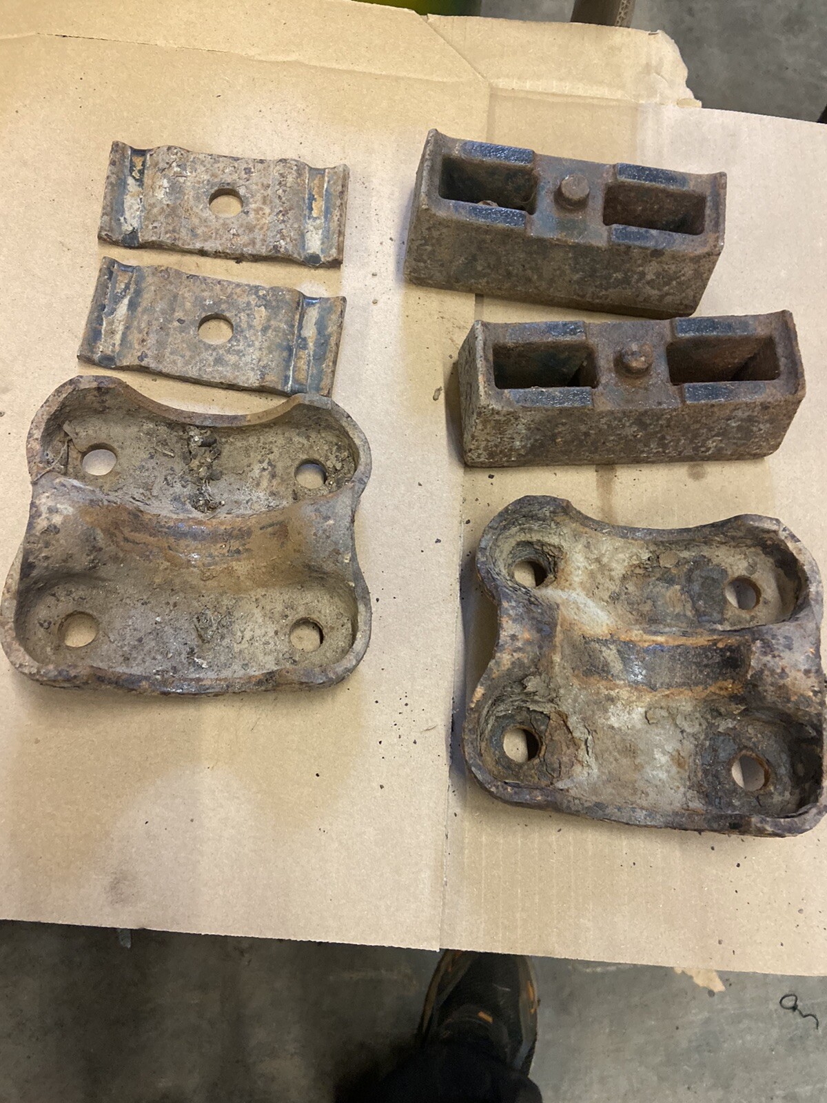 REAR AXLE LEAF SPRING ANCHOR PLATES PAIR w/Spacers Chevy Silverado 1500 ...