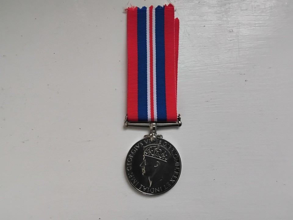 WW2 ORIGINAL WAR AND DEFENCE MEDALS (UNUSED) IN NAMED OHMS BOX Read ...