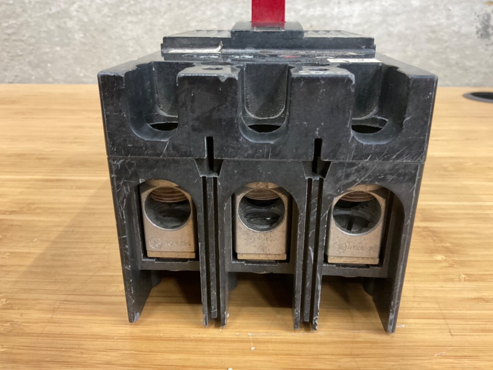 GE THFK236F000 600 Vac 3 Pole Circuit Breaker Cracked | eBay