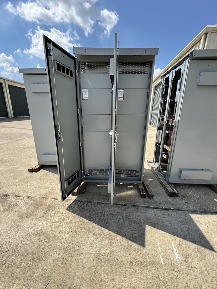 New Siemens 3000A 208/120 3ph 4w (4) Section 3R Switchgear Main ...