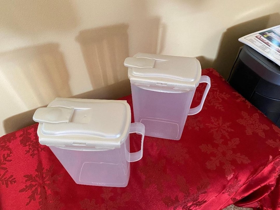 LocknLock Set of 2- 1/2-Gallon Pitchers with Pearl Colored Locking Lids ...