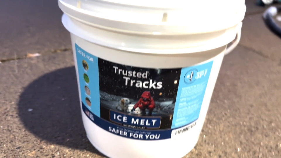 Pet Safe Ice Melt, 15 lb Bucket with Scoop - Safe for Pets, Concrete ...