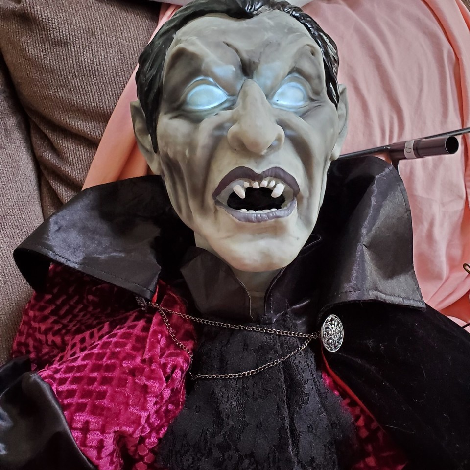 Halloween Animatronic Vladimir Vampire Retired Grandinroad Lifesize ...