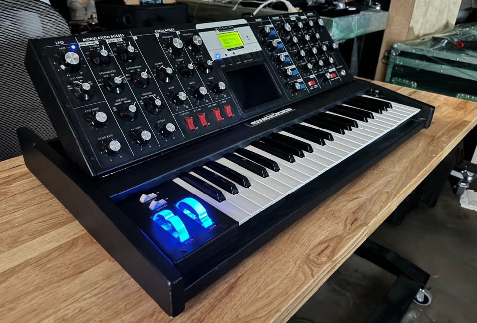 Moog Minimoog Voyager Electric Blue Edition 44-Key Analog Monophonic ...
