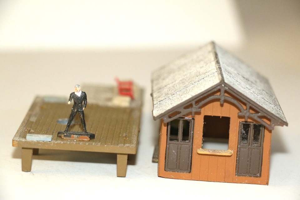 HO SCALE WINTER TRAIN STATION CONSTRUCTED AND PAINTED | eBay