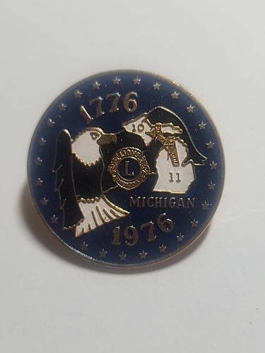 Pin badge - Michigan 1776 - 1976 Lions - lot 996 - free post | eBay