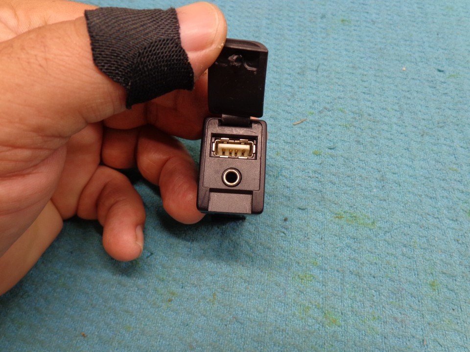 TOYOTA AVALON 11 12 AUX AUXILIARY USB IN INPUT CONNECTOR PLUG PORT JACK ...