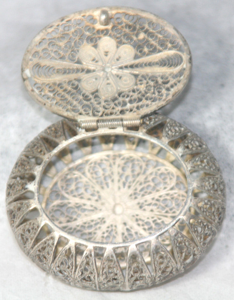 ANTIQUE c1850~~SILVER Filigree PILL or PIN BOX/ NeeDLE HOLDER w/ HINGED ...