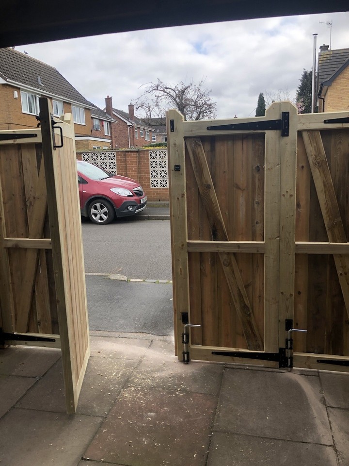 Tanalised solid boarded bi-folding driveway gates 9ft Wide X 4ft High ...