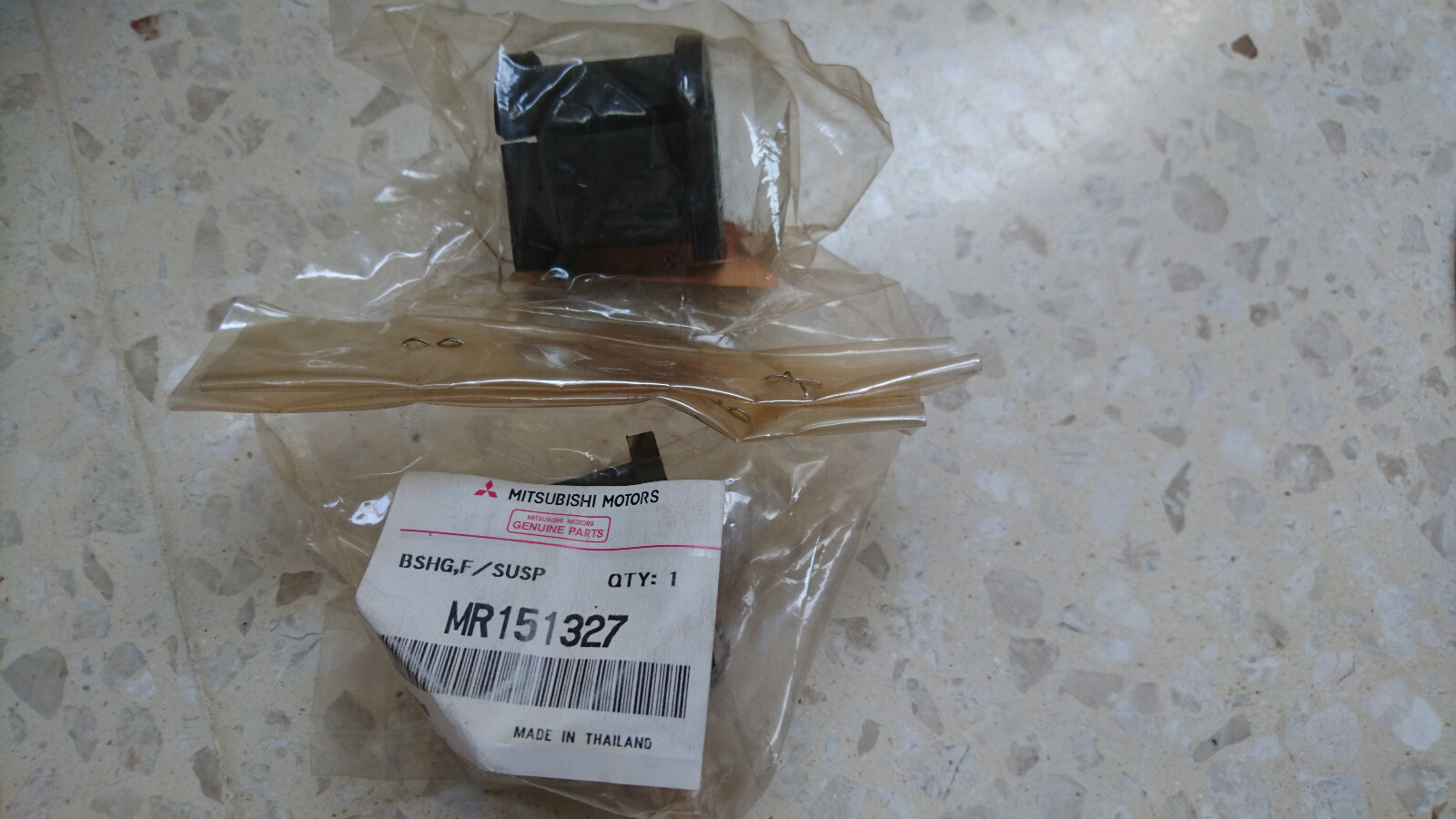 MR151327 GENUINE MITSUBISHI BUSHING,FR SUSP STABILIZER 2pcs | eBay