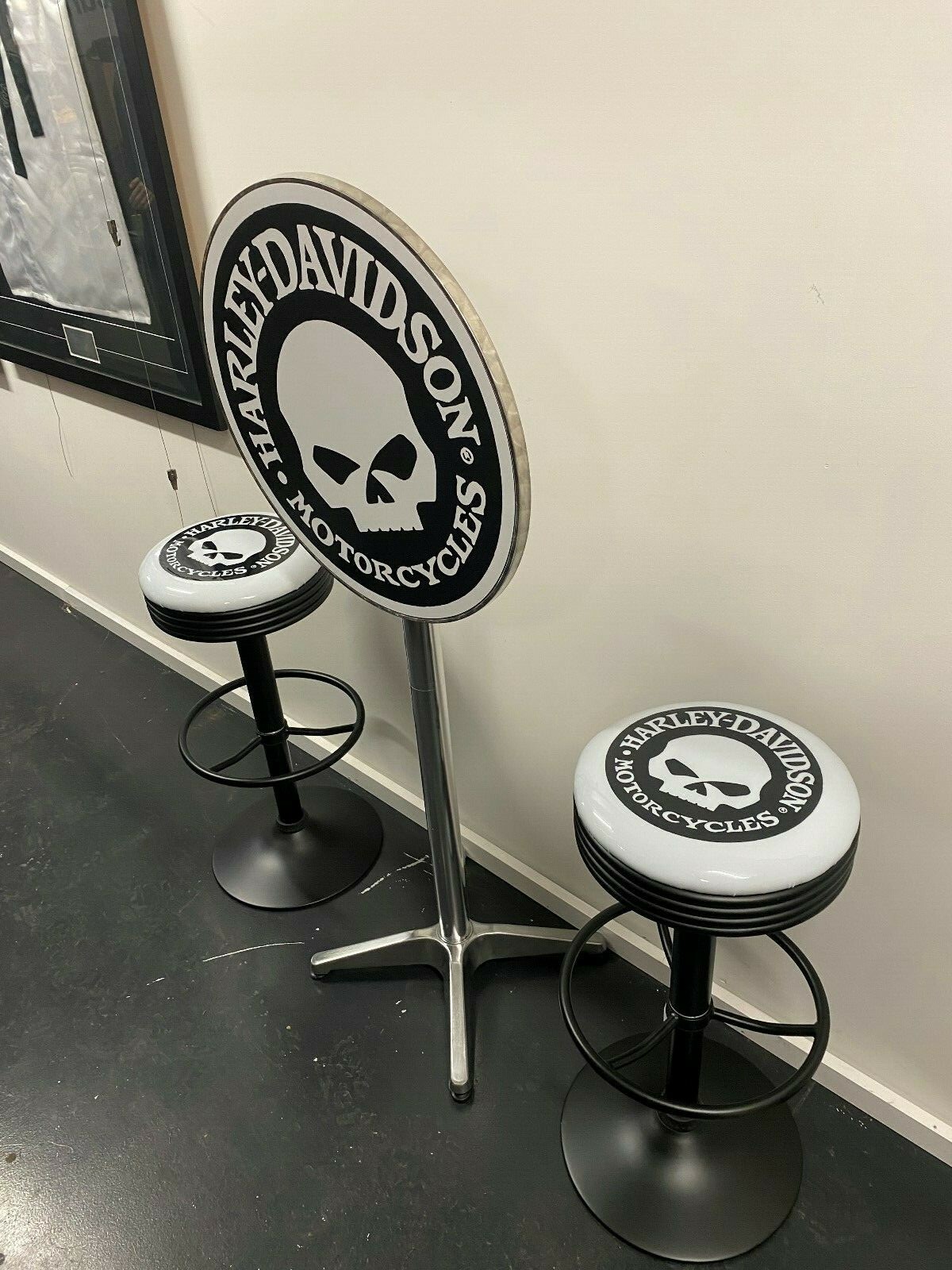 HARLEY DAVIDSON MOTORCYCLES PREMIUM BAR STOOLS X 2 AND TABLE ADJUSTABLE ...