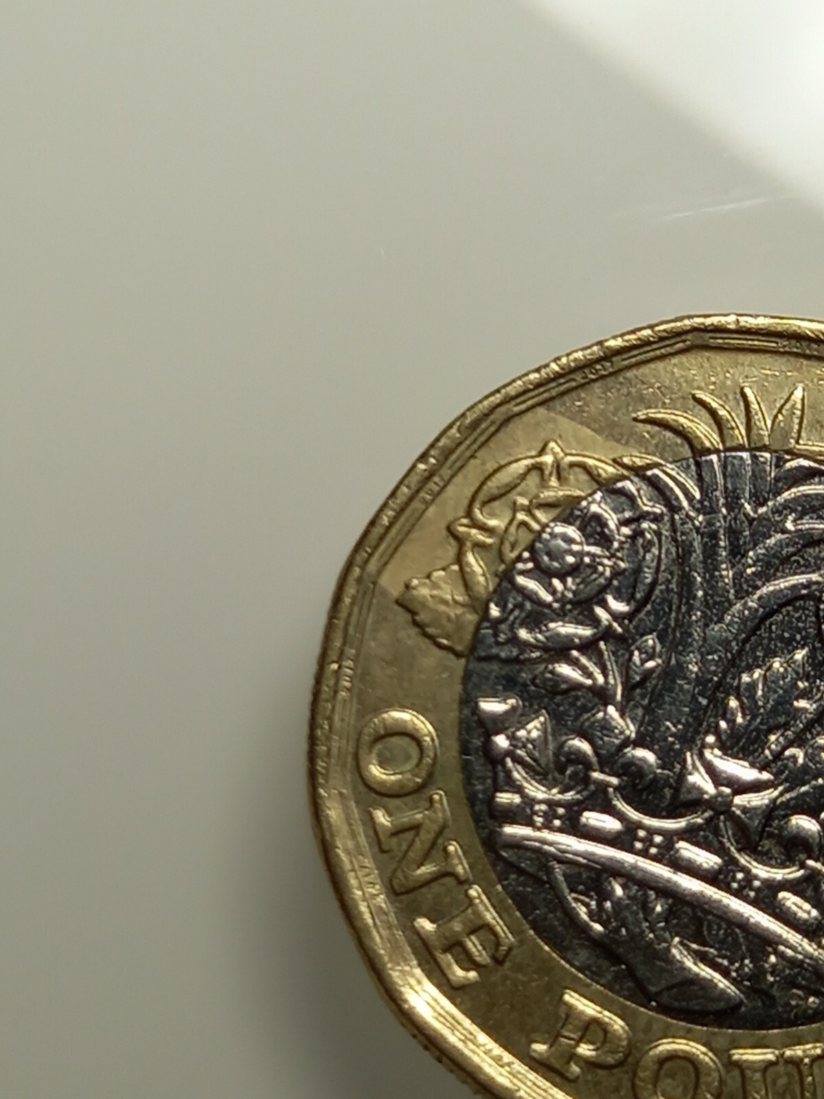 1 POUND COIN -***MINTING ERROR***2017-Colour error{one of a kind}Open ...