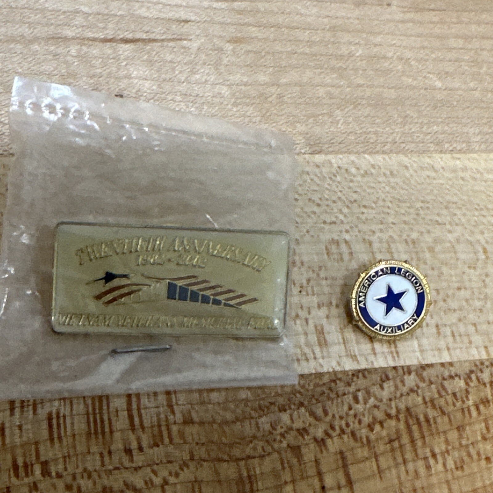 Vietnam veterans memorial & American legion auxiliary pins lot of 2 ...