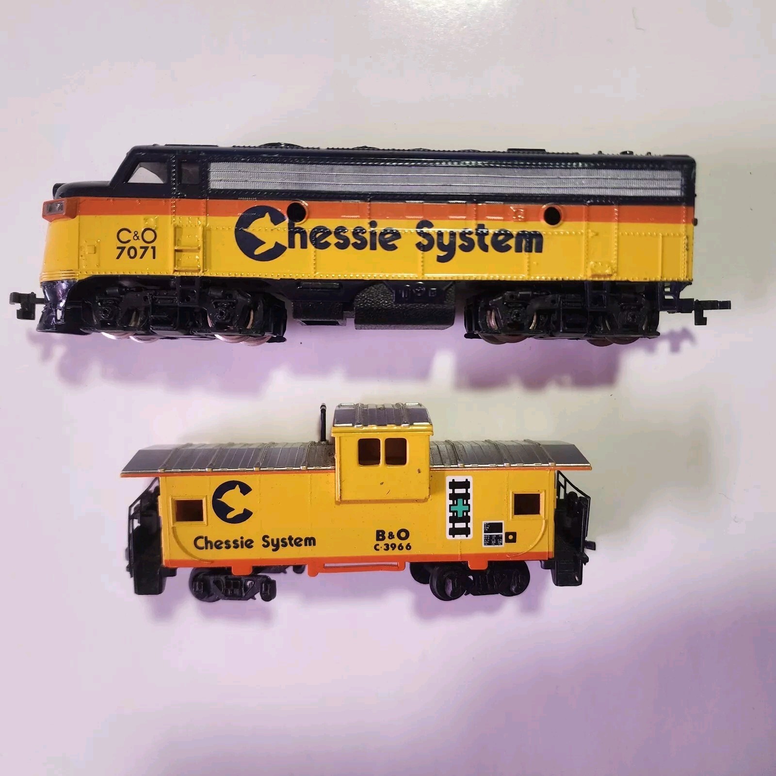HO SCALE Deisel Engine & Caboose CHESSIE SYSTEM F7 #7071 & CABOOSE | eBay