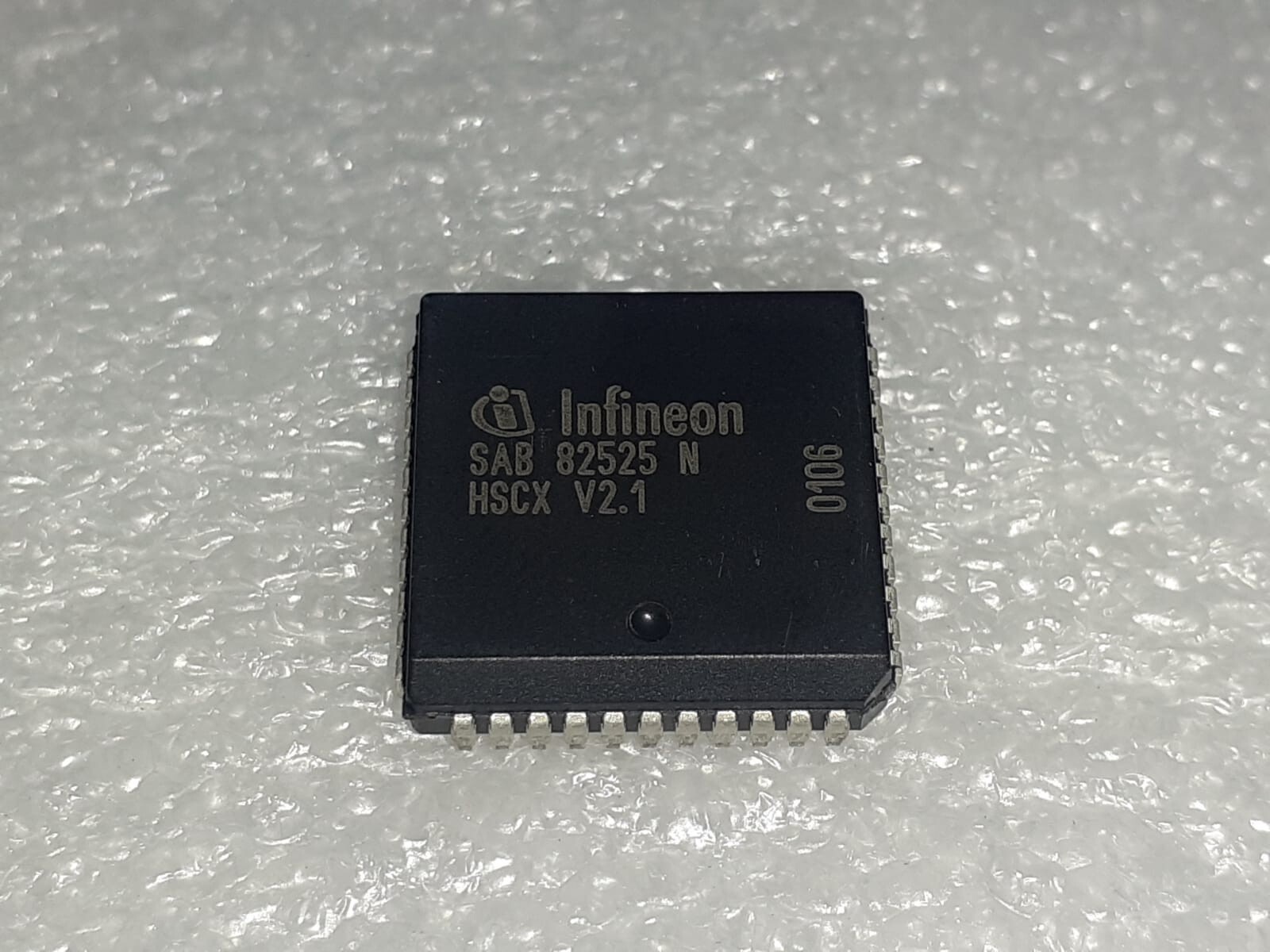 20 pcs SAB82525N-V2.1 INFINEON Serial Communication Controller PLCC44 ...