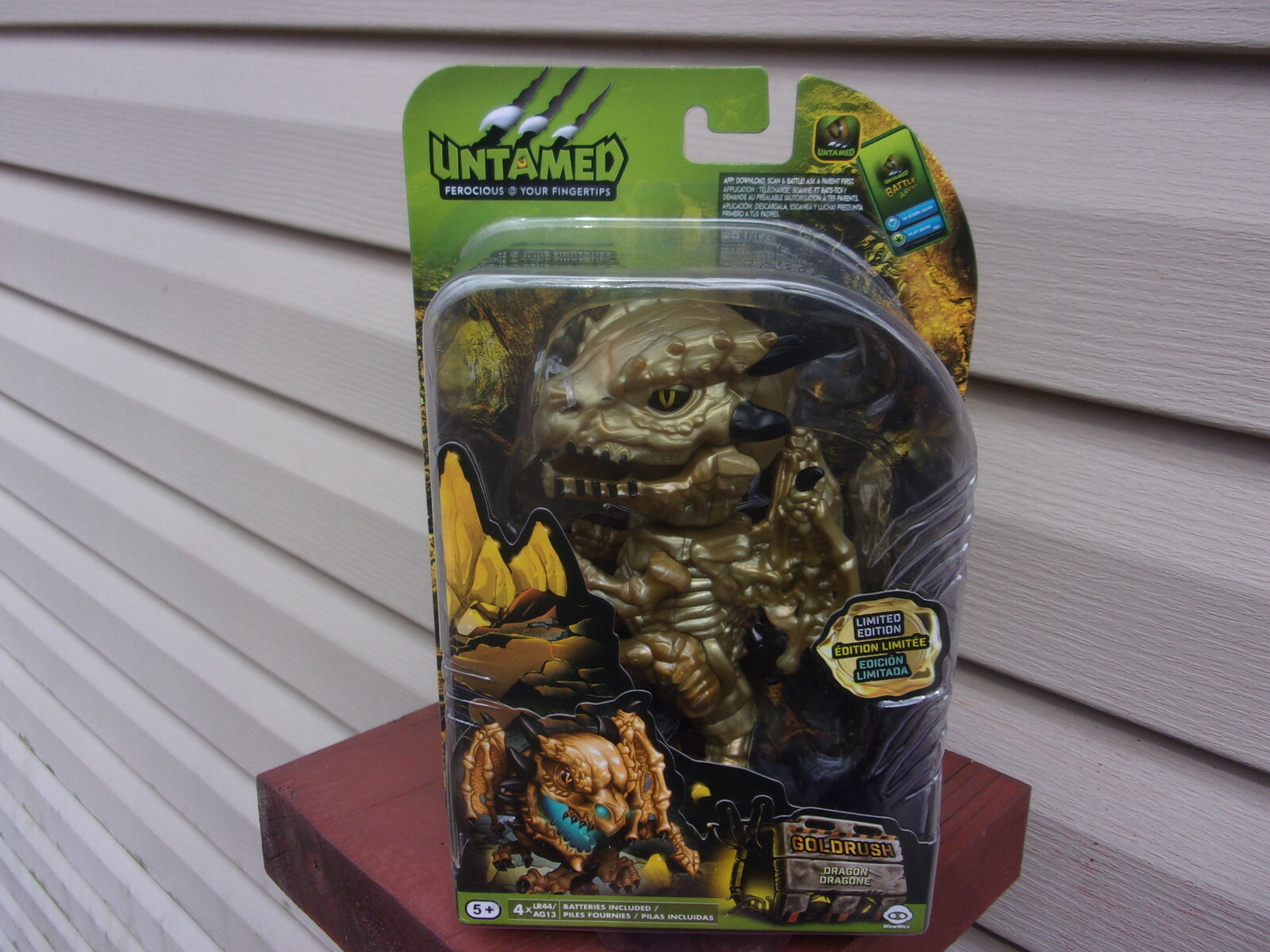 WowWee Untamed Fingerlings Limited Edition Gold Rush Dragon with Lights ...