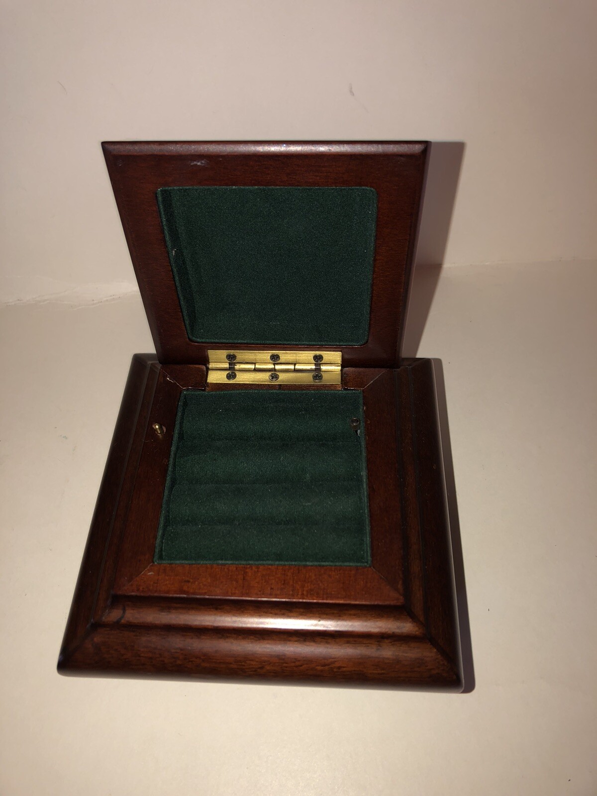 VTG BOMBAY CO. MAHOGANY WOOD MUSICAL (SEE VIDEO) RING BOX GREEN VELVET ...