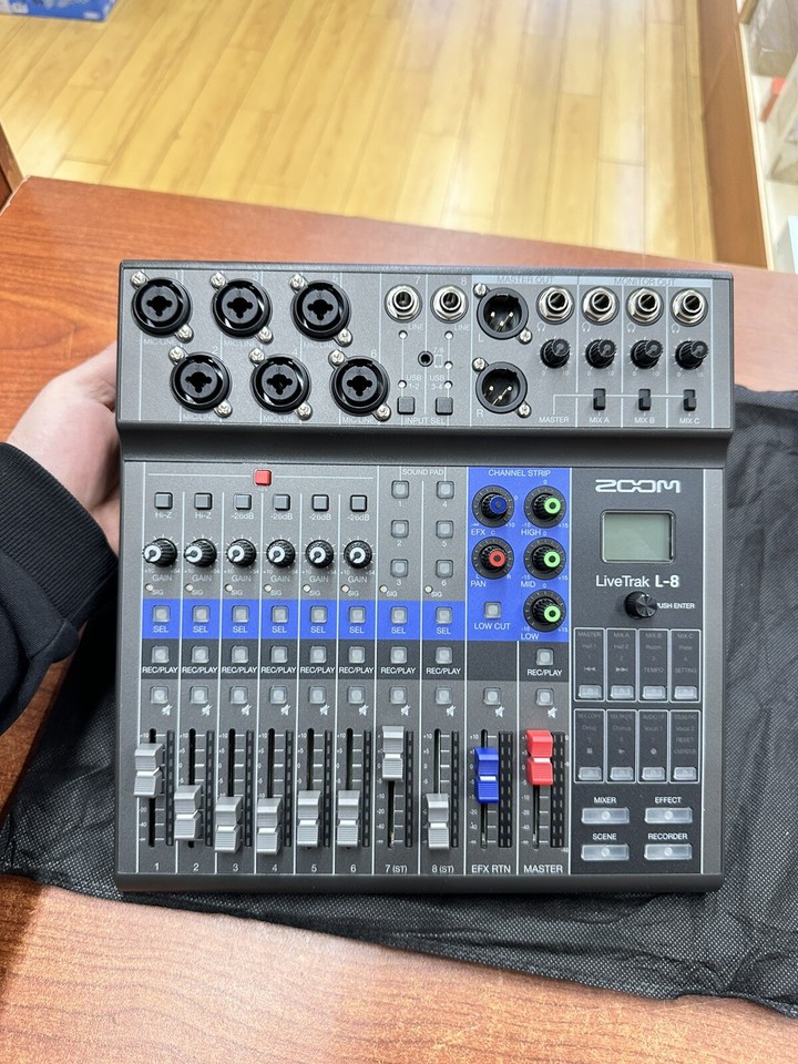 ZOOM Digital Mixer and Recorder LiveTrak L-8 8ch Live Podcast NEW NEVER ...