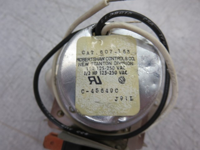 Robertshaw Controls Co. 607-153 2350-Series Control (125-250VAC 15A 1 ...