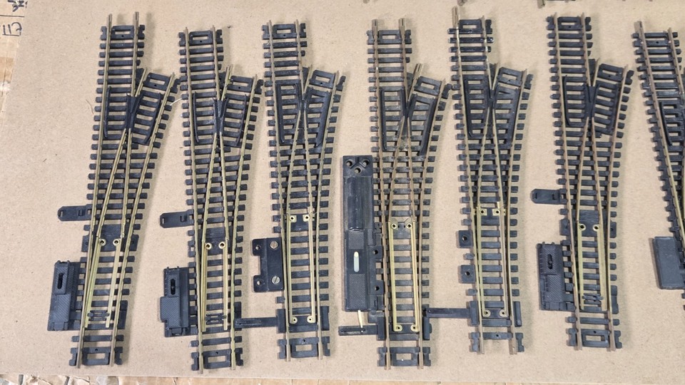 AHM/TYCO - HO Scale - Code 100 Brass Track Turnout Lot - 8 Left, 8 ...