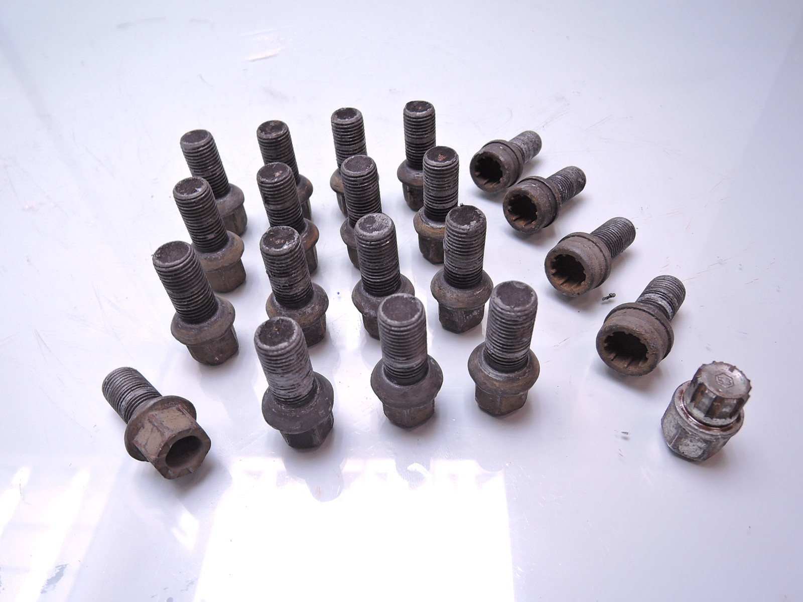 20x SKODA OCTAVIA 2 1Z RADSCHRAUBEN RADBOLZEN M14x1,5 Kugel SW17 25mm ...