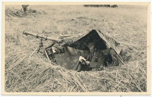Foto Soldat der Luftwaffe unter Tarnzeltbahn am Scherenfernrohr an der ...