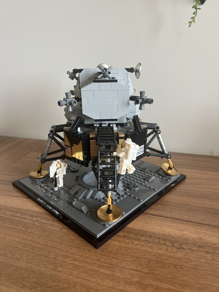 LEGO Creator Expert: NASA Apollo 11 Lunar Lander (10266) 673419302432 ...