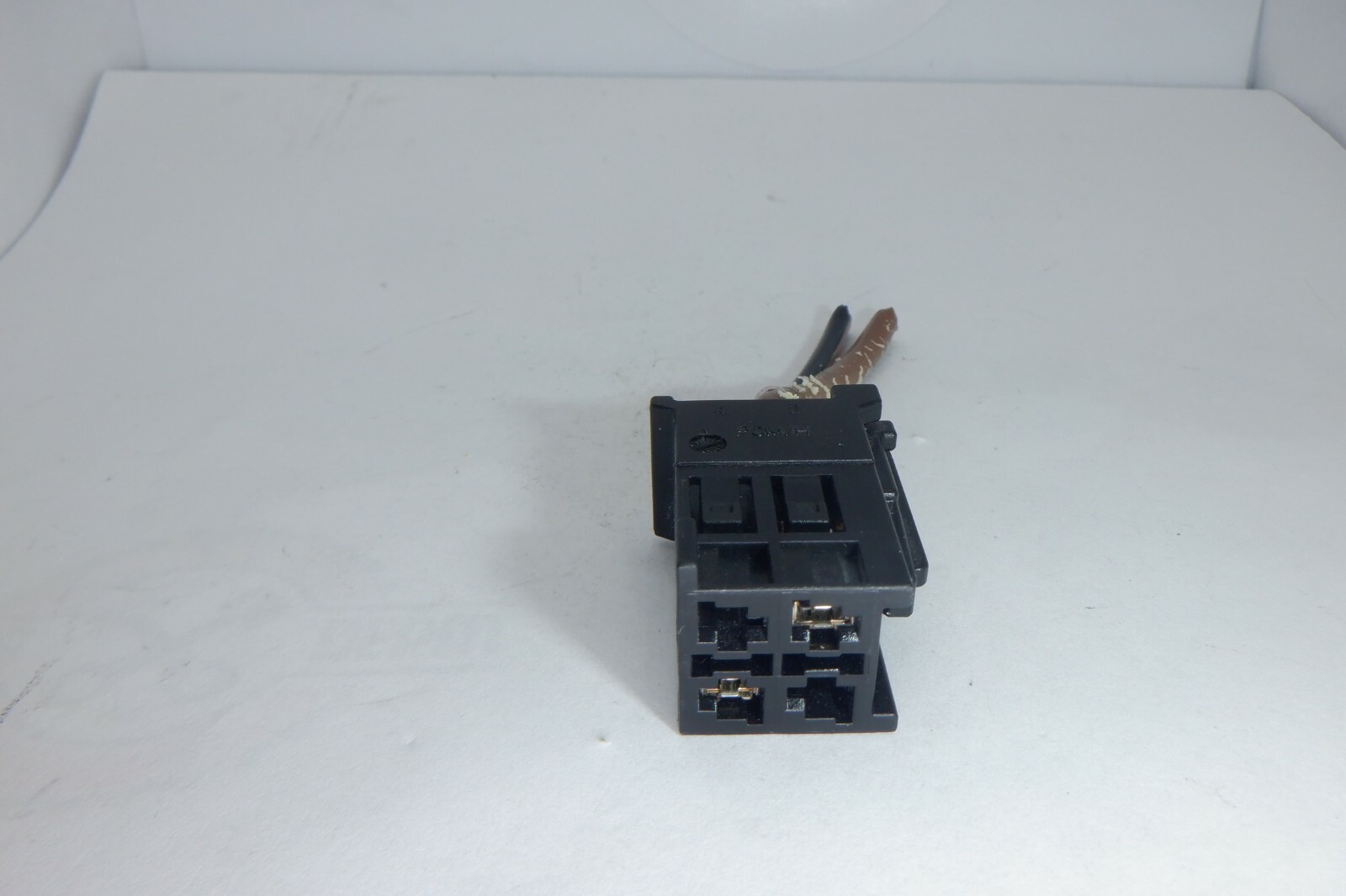 MERCEDES BENZ 07 C230 W203 PIN BUSHING HOUSING 4 PORT W/ 2 PIN 220 545 ...