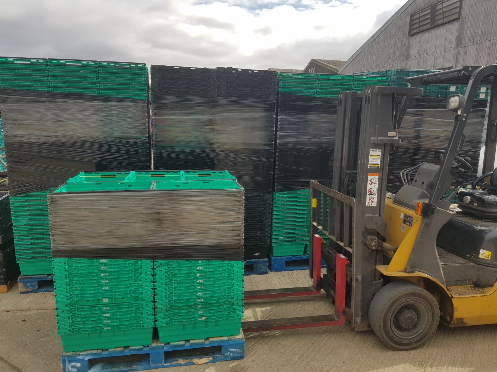 100 x USED PLASTIC BALE ARM TRAY / CRATE BOX 60-40-16CM STORAGE ...