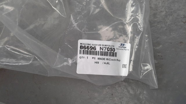 GENUINE HYUNDAI TUCSON 2020-2022 REAR BUMPER CENTER MOLDING TRIM 86696 ...