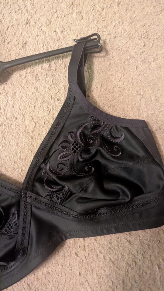 32D EX STORES BLACK CROSSOVER NON WIRED FULL CUP BRA BNWOT | eBay UK