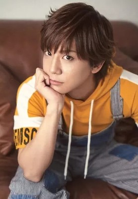 Raw photo Male actor Taizo Shiina Son Goku above knee, costume yellow ...
