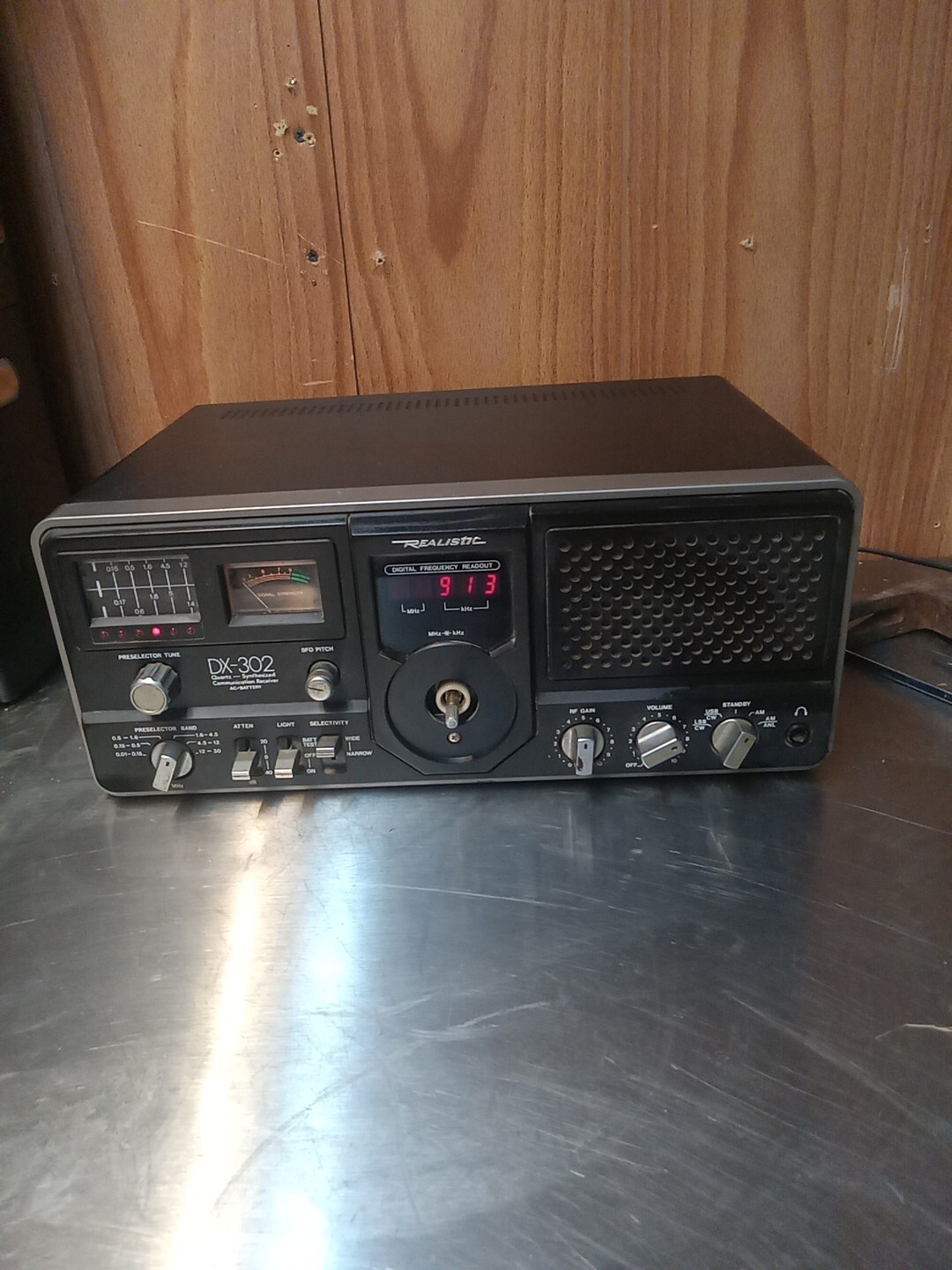 REALISTIC DX-302 COMMUNICATIONS RECEIVER 10Khz to 30Mhz Powers On (DE ...