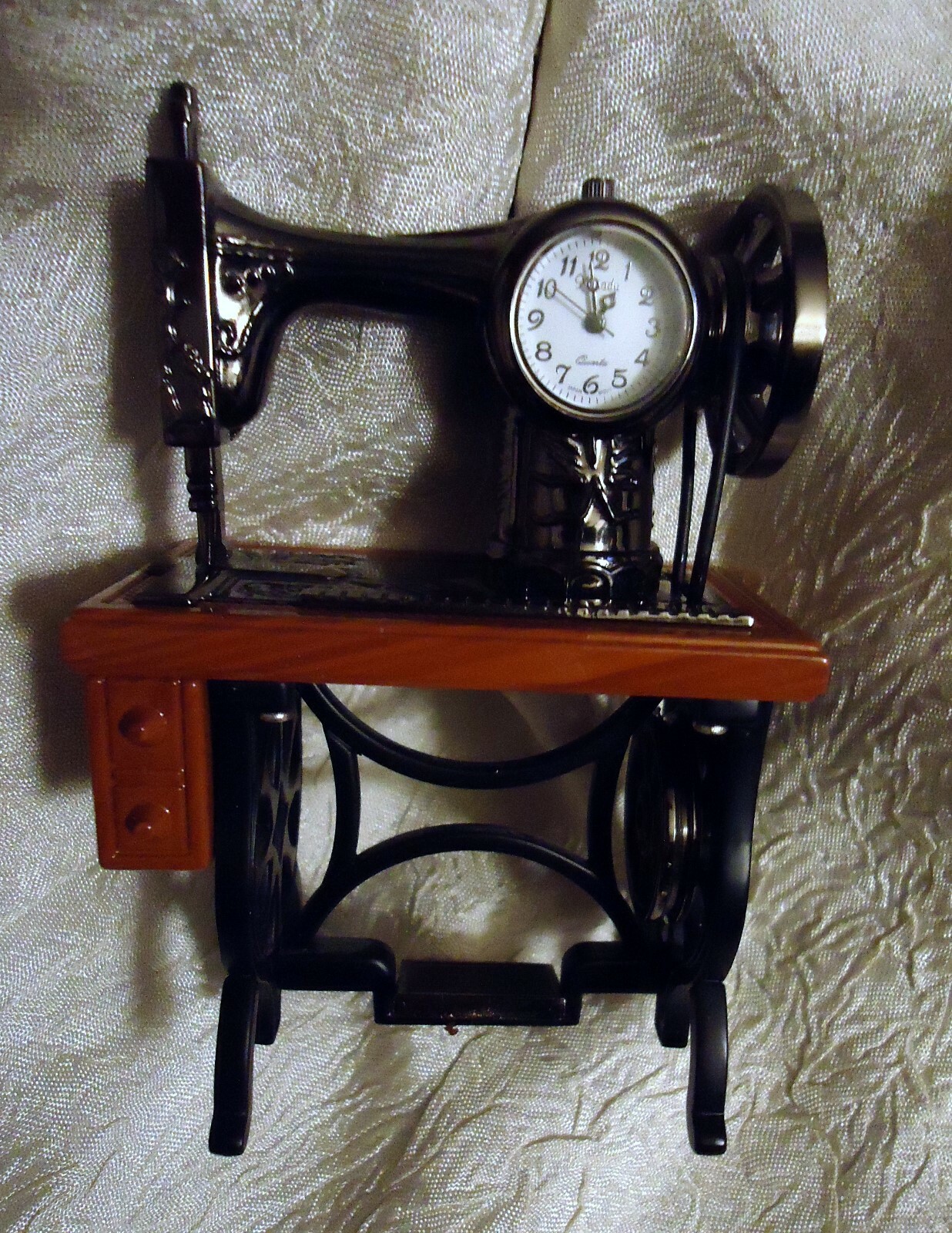 XANADU MINIATURE METAL TREADLE SEWING MACHINE CLOCK DETAILED | eBay