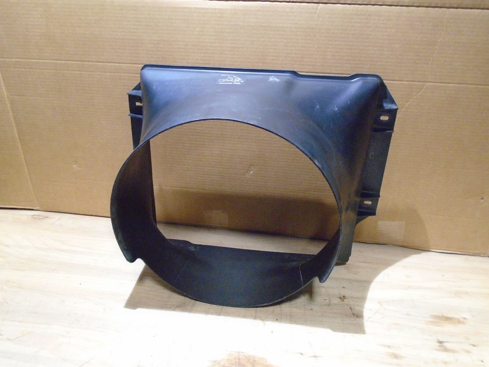 Jeep Wrangler YJ 87-95 4-Cylinder Cooling Fan Radiator Shroud 52040239 ...