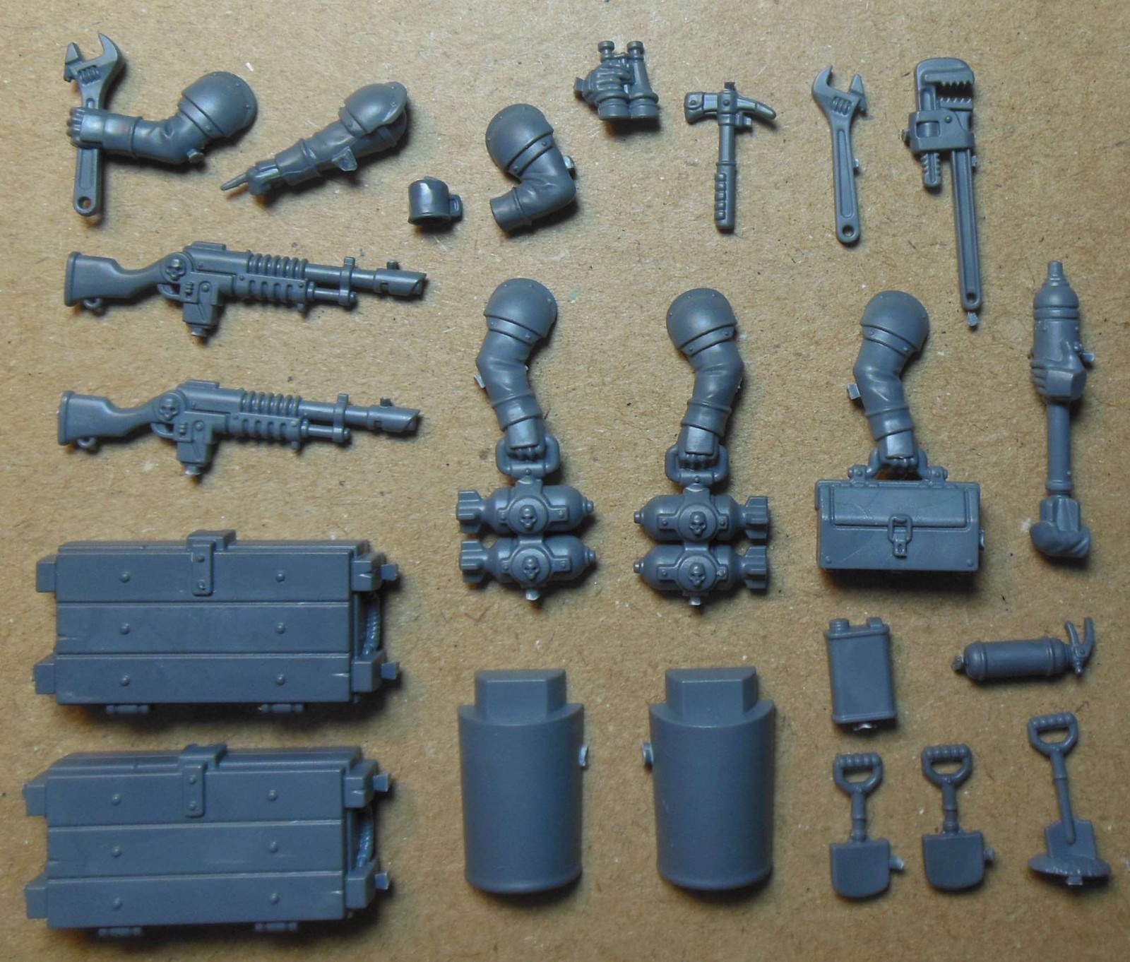 Astra Militarum - Krieg Artillary Team - Crew Arms Tools Ammo (b) Bits ...