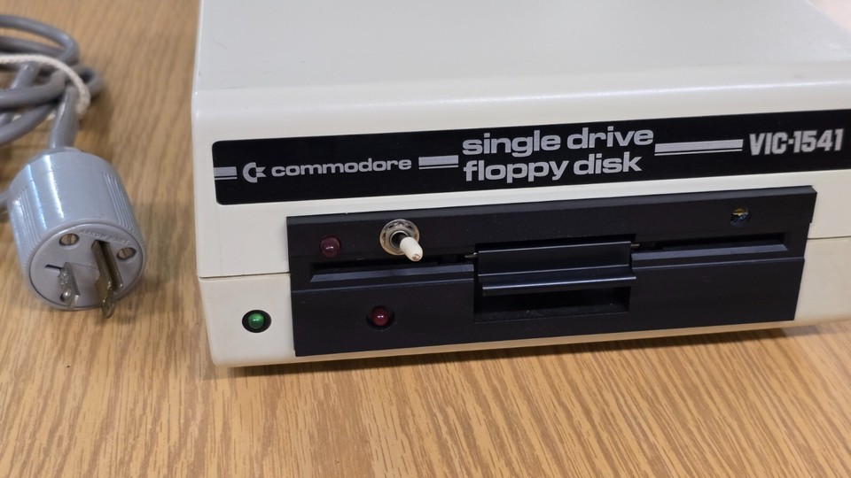 Commodore VIC-1541 Single Drive floppy disk Commodore 64 Powers On w ...