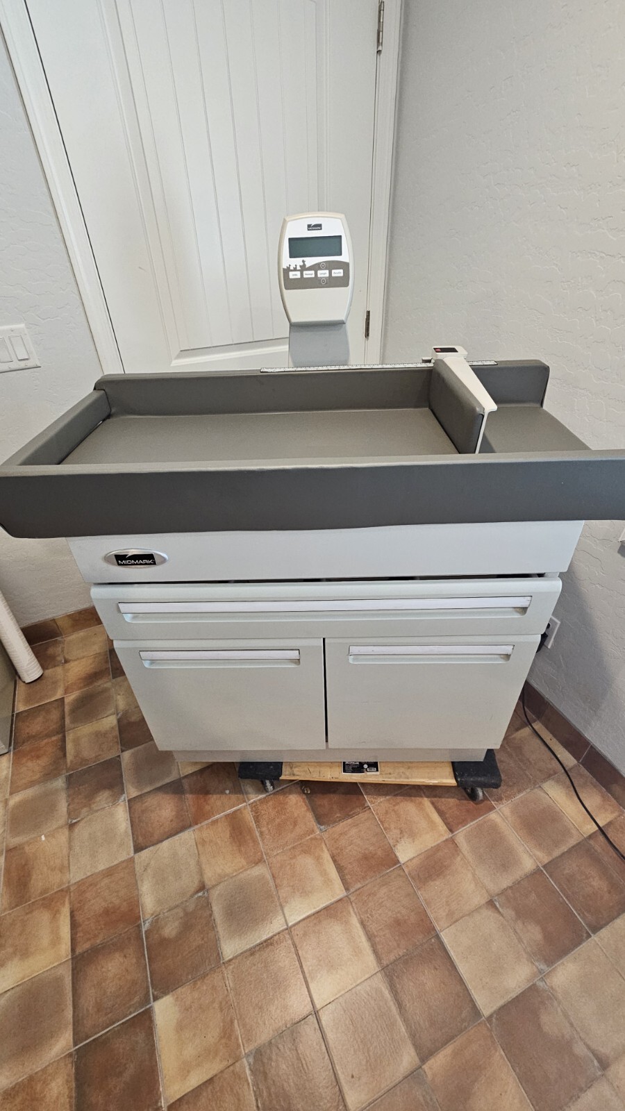 Midmark 640 Pediatric Examination Exam Table with Scale | eBay