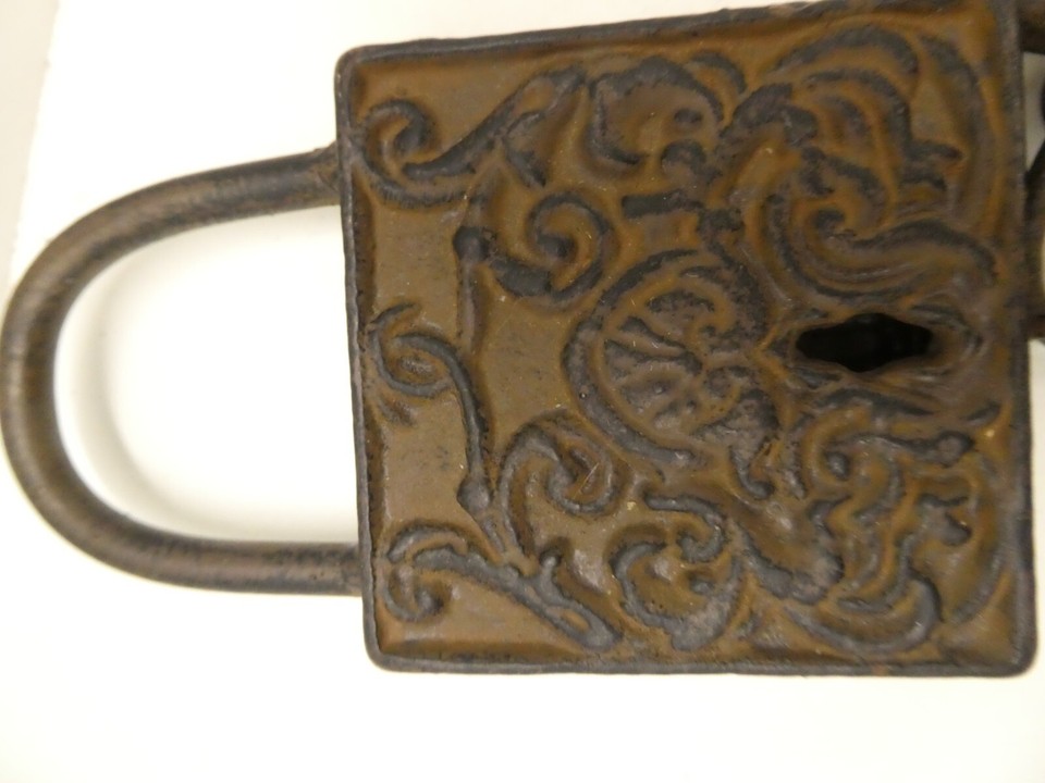 OLD ANTIQUE STYLE ORNATE CAST IRON METAL LOCK AND KEYS DISPLAY MODEL ...